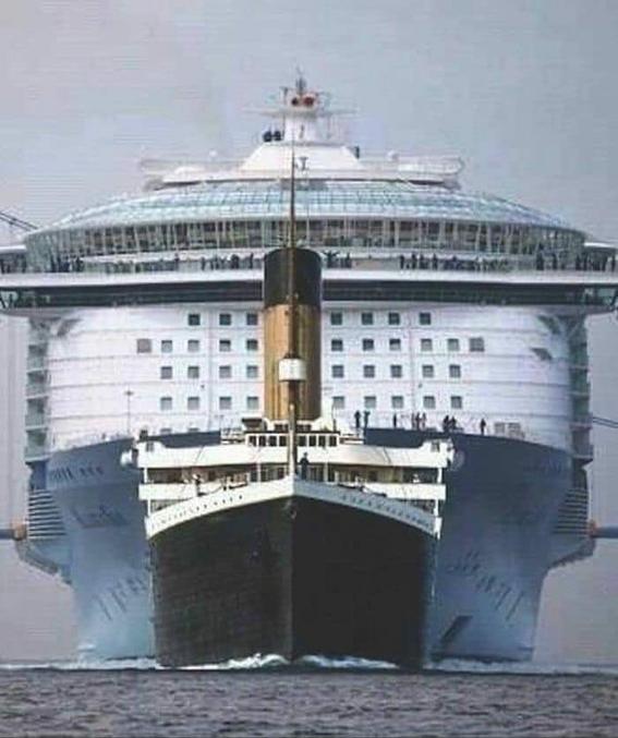 Tailles Compar es Entre Le Titanic Et Un Gros Bateau De Croisi re Tailles Compar es Entre Le Titanic Et Un Gros Bateau De Croisi re